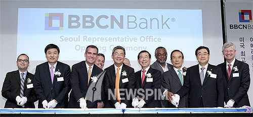 [뉴스핌 포토] BBCN Bank 한국 진출 '떡 케이크 커팅'